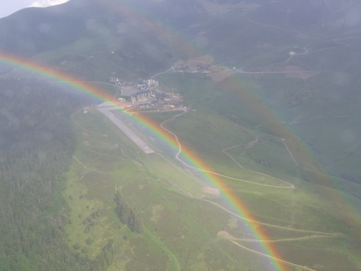 Atterrissages de précision sur l'altiport de Peyresourde - Aerobuzz