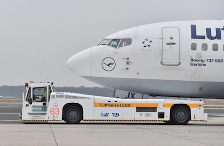 Lufthansa teste le tracteur à propulsion électrique hybride TaxiBot d ...