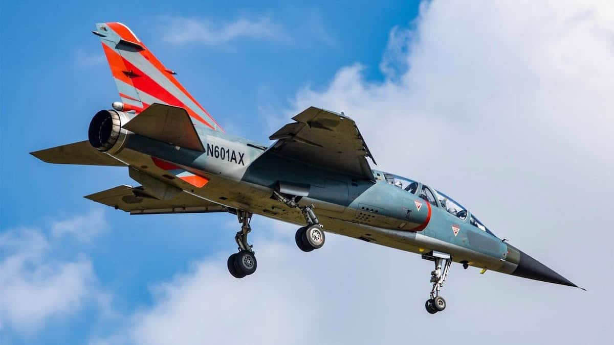 Textron fait voler son premier Mirage F1 - Aerobuzz