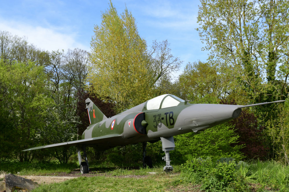 Le Mirage III R de Buc retrouve sa « cocotte » et ses couleurs - Aerobuzz