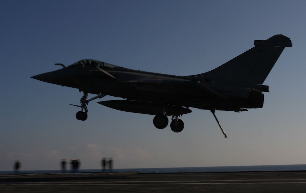 Neuf nouveaux pilotes de Rafale M aptes aux embarquements - Aerobuzz ...