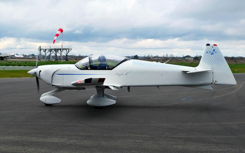 Premiers tours d'hélice pour l’avion électrique Integral E d’Aura Aero ...